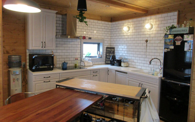 【015】L型キッチン 無垢クラシック框扉（白） | 高級キッチン割安価格のユーロキッチンズ